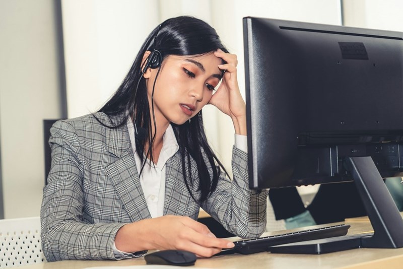 Incompetent call center manager forces employee to follow awkward ...