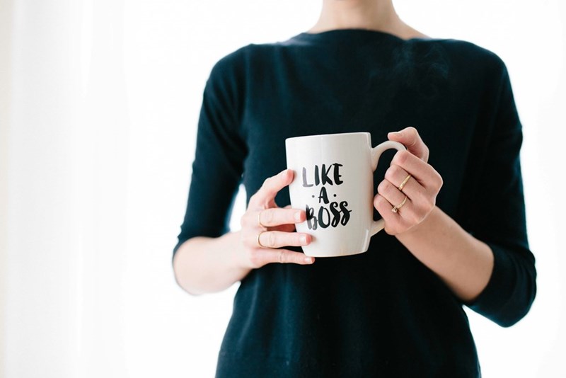 Boss expects junior new hire to perform like an employee with 10 years ...