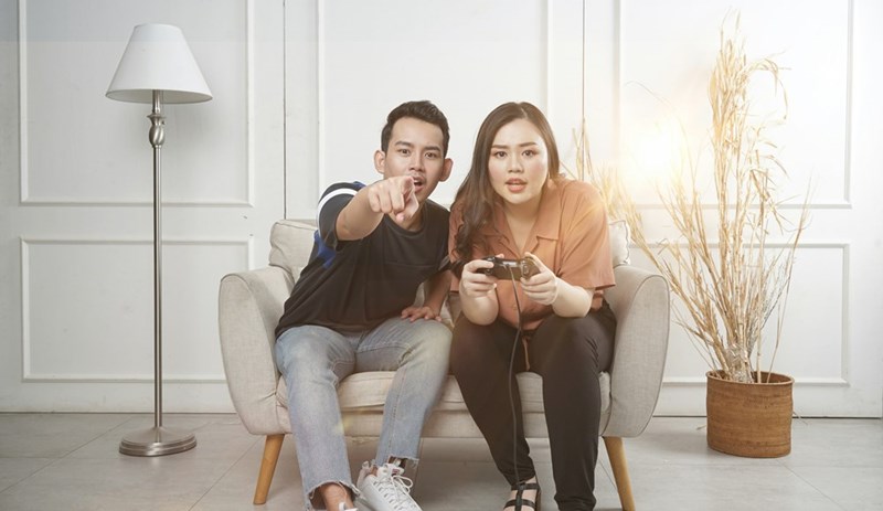 27-year-old woman is confused about whether or not she should let her ...