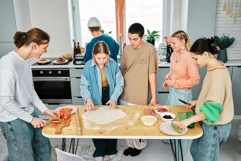 Guest leaves dinner party early after host's "vegan lasagna" ends up ...