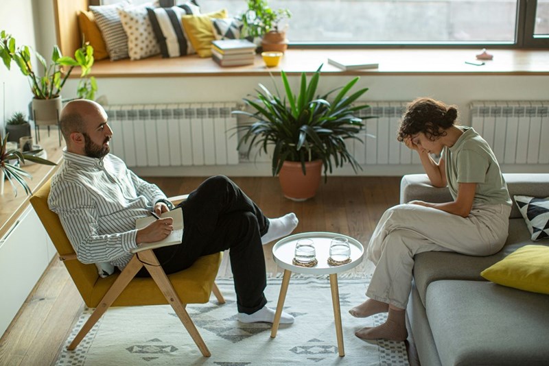 Dad refuses to leave Daughter's studio apartment during her therapy ...