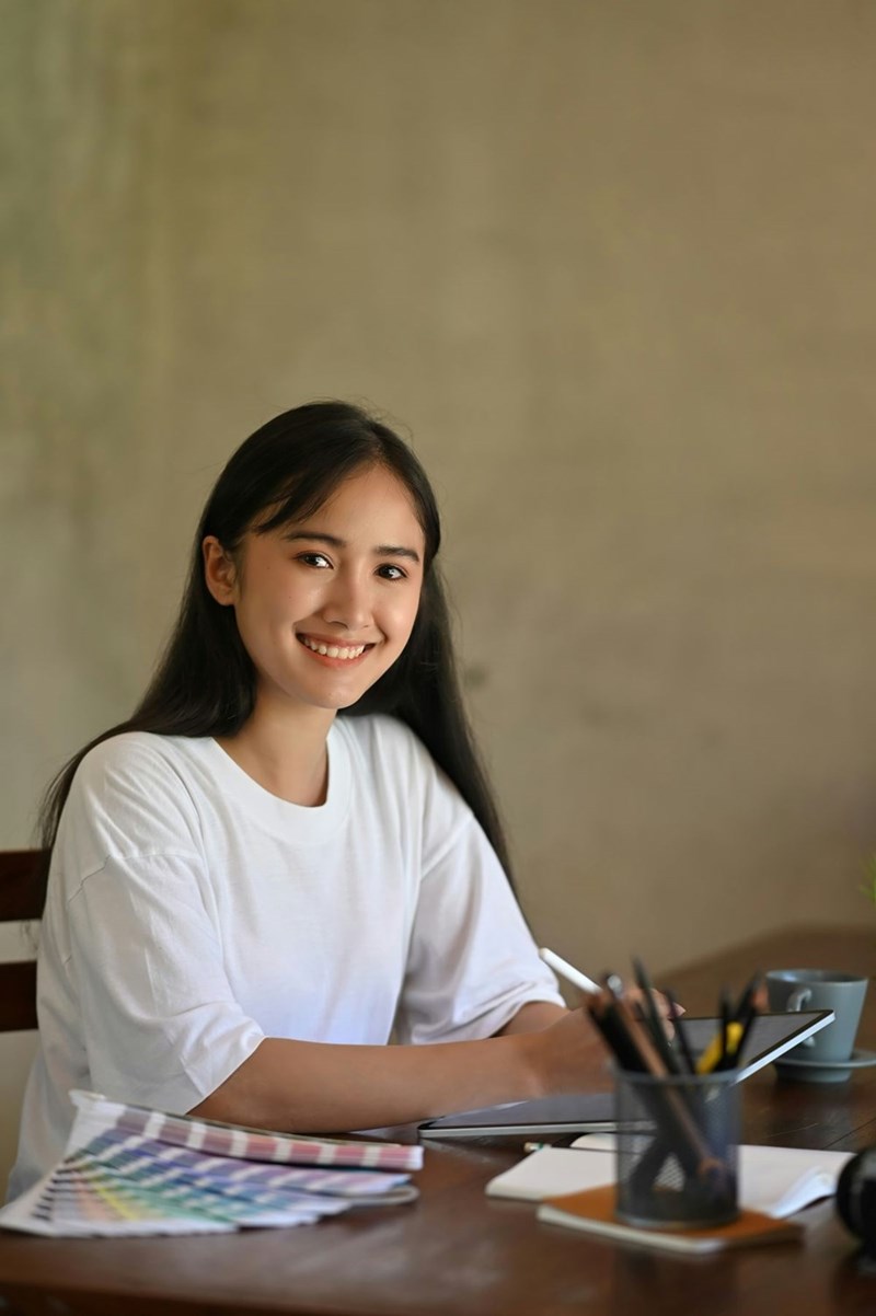Mom Pressures 17-Year-Old Daughter to Give Her College Scholarship ...