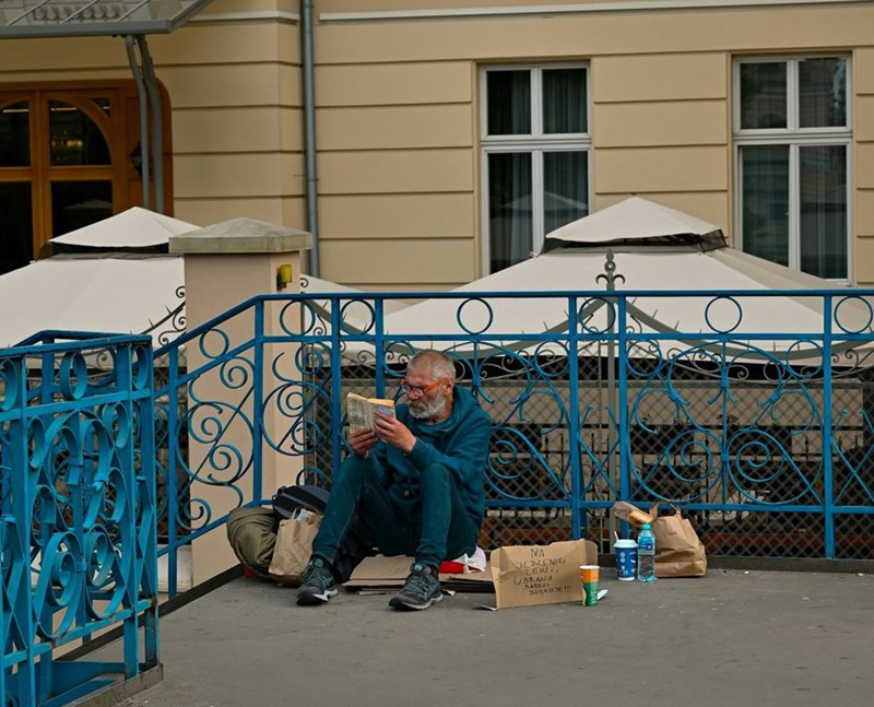 Employee calls his 45-year-old homeless coworker uncivilized for ...