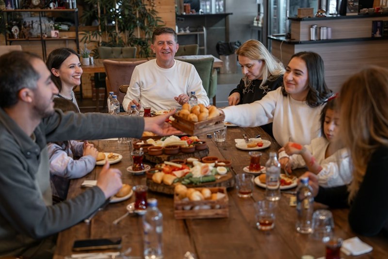 Mother-in-law invites everyone early to try to give her daughter-in-law ...