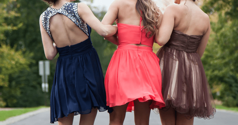 Overbearing mom shames 18-year-old daughter for prom dress, faces petty ...