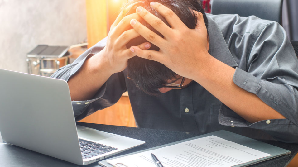 Woman's Ridiculously Cluttered Desktop Is Driving the Internet Wild ...