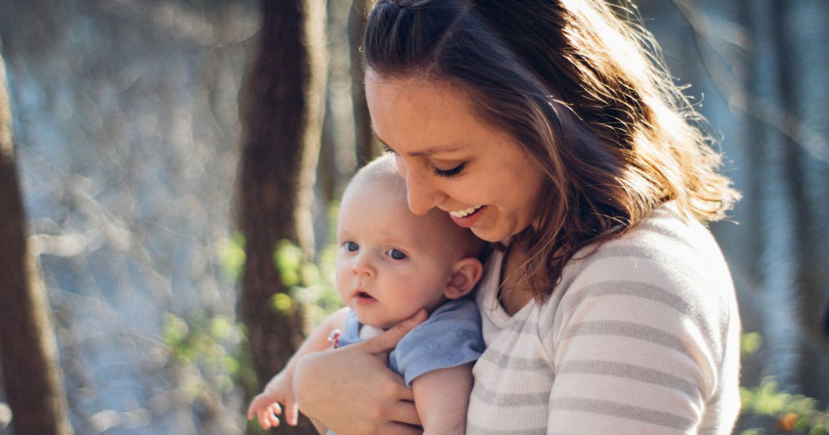 Moms discuss whether working moms or stay at home moms criticize each ...