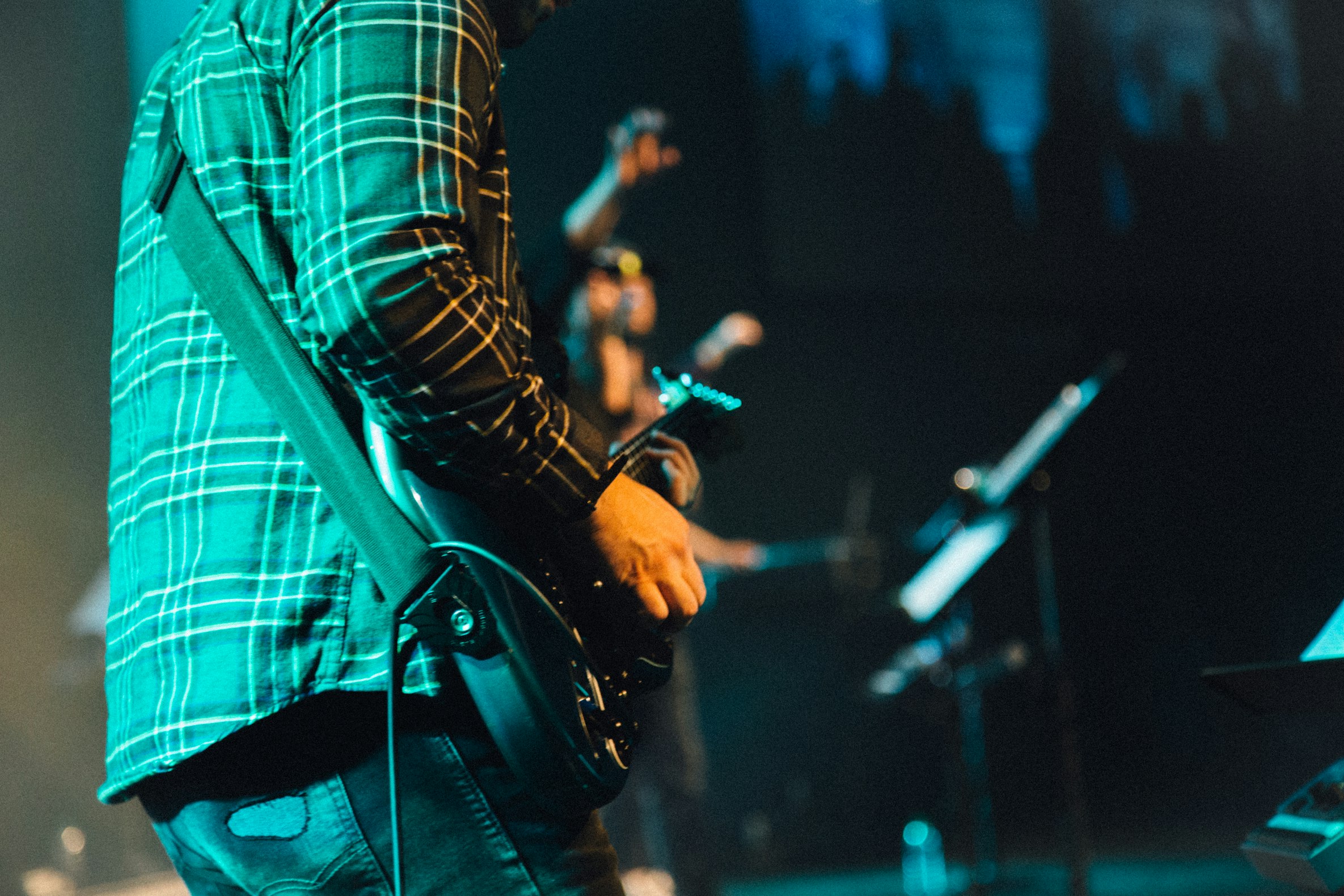 Guitarist gets kicked from band after pretending to be a permanent ...