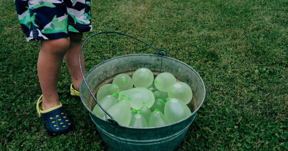 21-year-old college student scolds kids for throwing a water balloon at ...