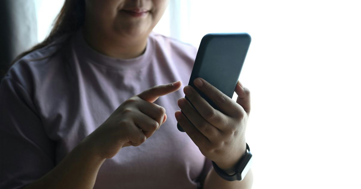 Mom demands that her 25-year-old daughter share her location with her ...