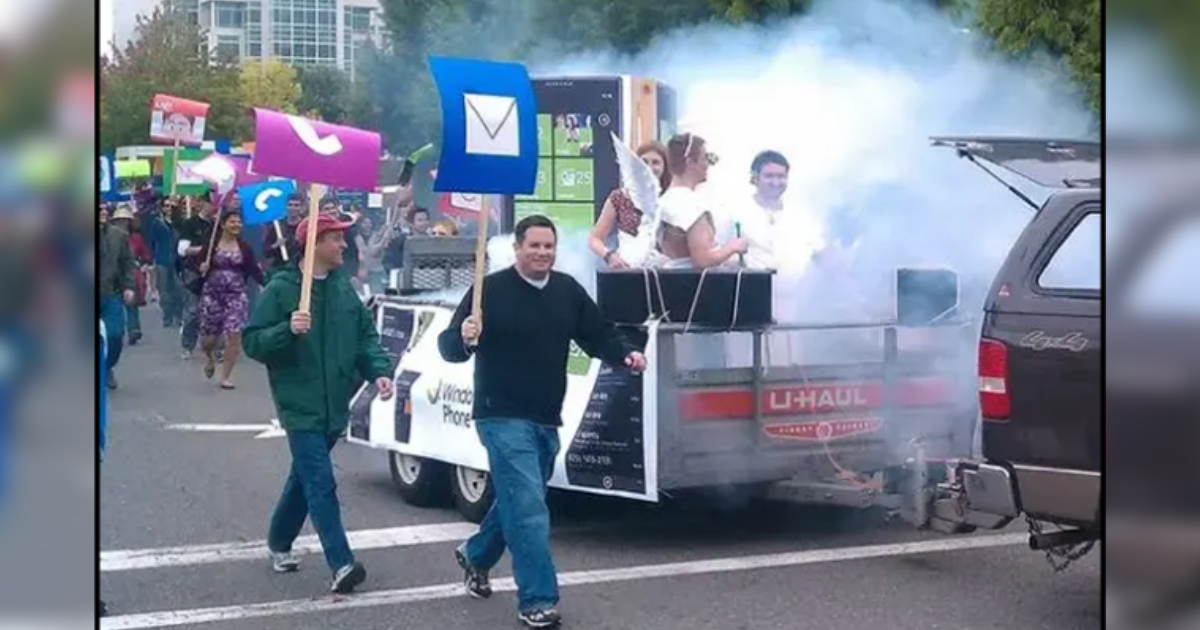 21 Photos from the Time Microsoft Threw a Funeral for the iPhone - and ...