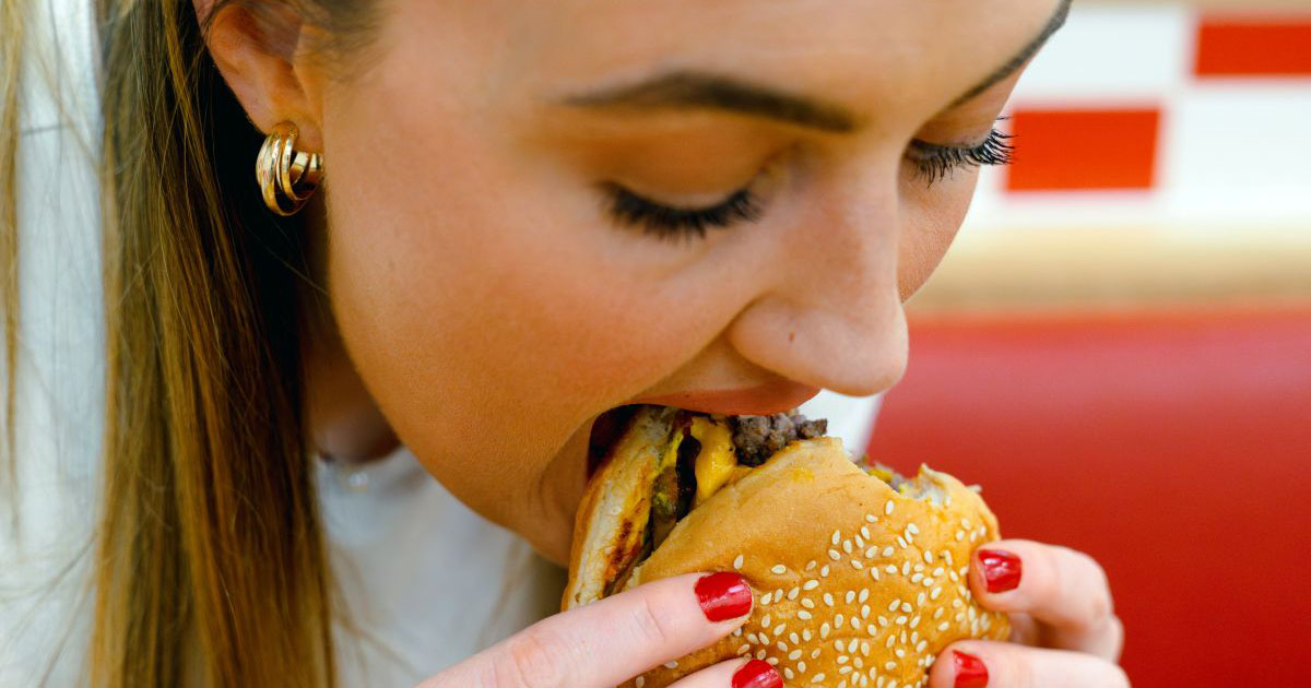 16-year-old scolds her friend for not finishing hamburger and fries at ...