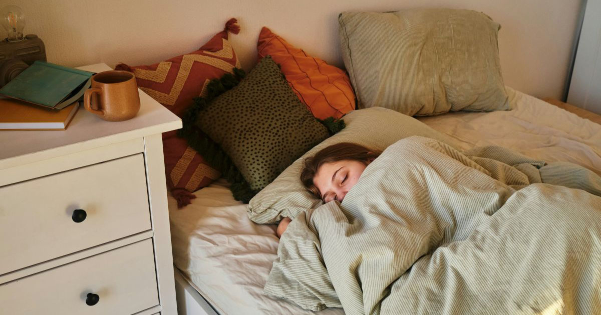 Parents take away their 18-year-old daughter's mattress at 7 AM because ...