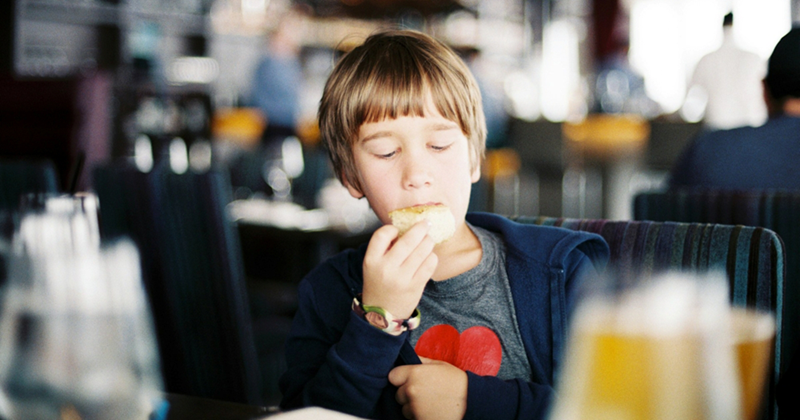 28-year-old dines out with mom, uncle, and 11-year-old cousin, uncle flips out when nobody will ...