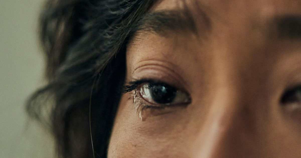 Mom cries after 16-year-old daughter spills a dollop of sauce on the ...