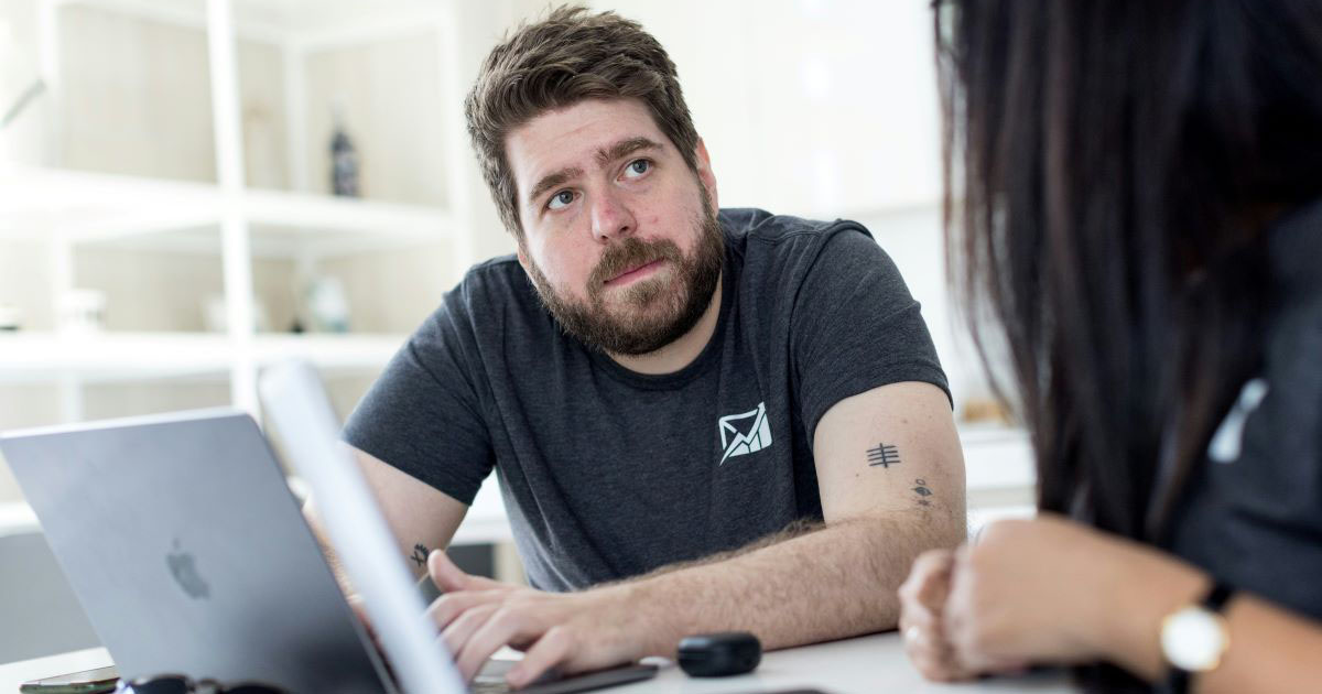 Employee leaves office at 5 PM instead of staying late after his boss ...