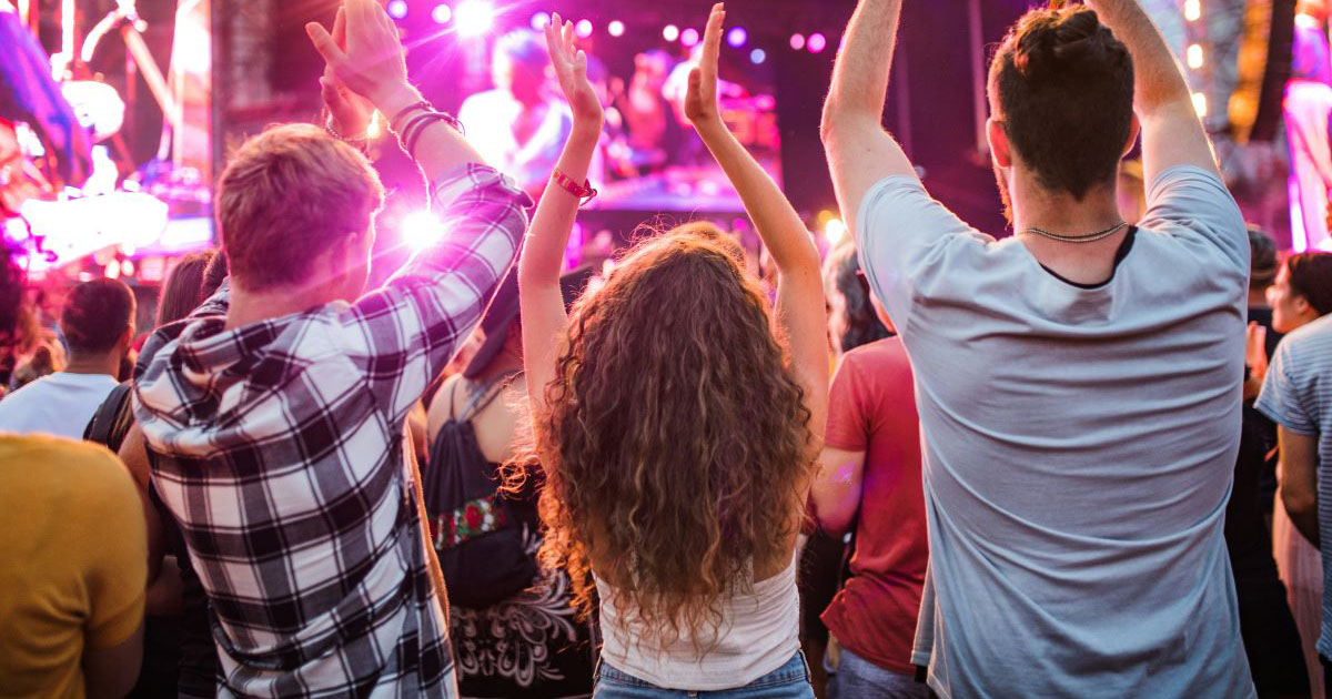 17-year-old refuses to sell her 2 concert tickets so her friend can ...