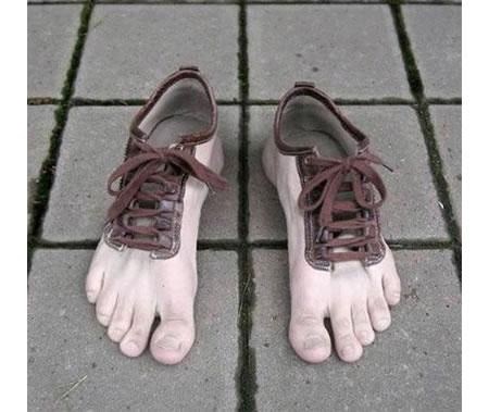 'Toe Shoes' Have a Whole New Meaning - Poorly Dressed - fashion fail