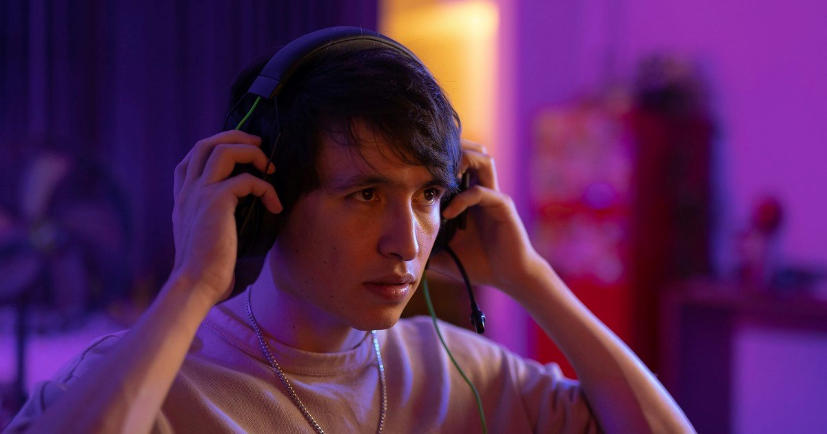 College student buys PS5 instead of saving up to move out of parents ...